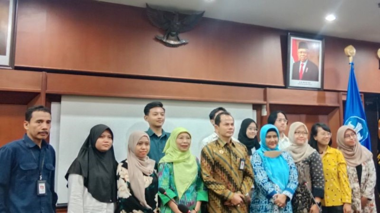 Rektor UPN "Veteran" Yogyakarta Mohamad Irhas Effendi (tengah) berfoto ...